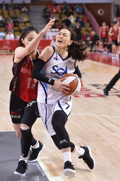 신한은행 한채진 시즌 한 경기 최다 19점 맹활약…BNK 1R 전패 : 네이트 스포츠