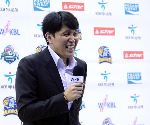 WKBL 최다 200승 사령탑 우리은행 위성우 감독 "첫 경기 못 잊어" : 네이트 스포츠