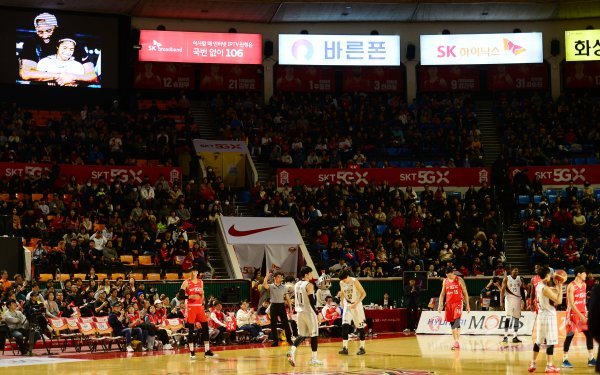 SK-KGC, 32초(24+8)간 코비 추모…KGC는 단독 1위 : 네이트 스포츠