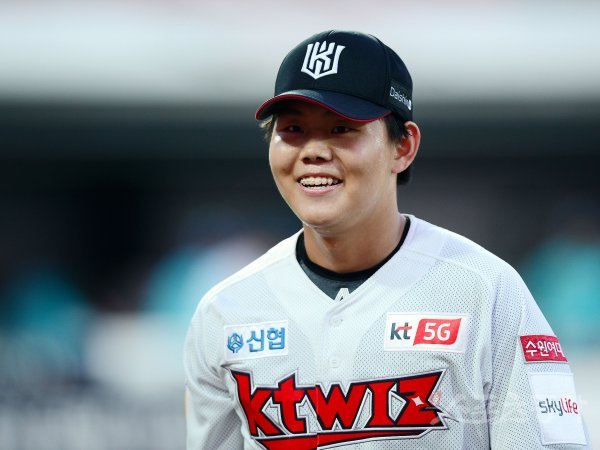 '순수신인 최초 월간 MVP' KT 소형준, "좋은 기운, 팀 첫 PS까지 쭉!" : 네이트 스포츠