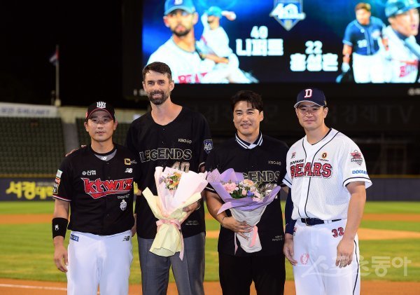 니퍼트-홍성흔 'KBO 레전드 40인!' [포토] : 네이트 스포츠