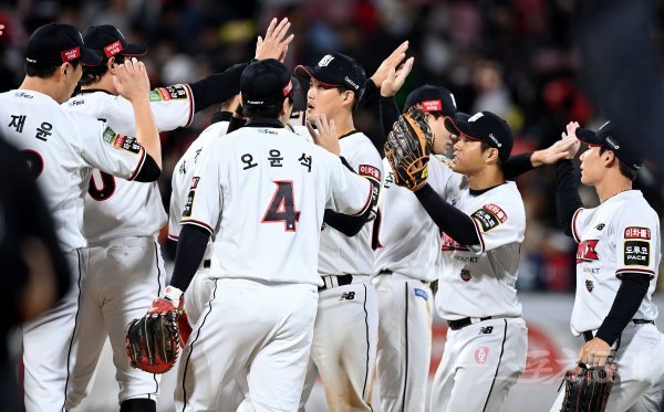 kt, KIA 꺾고 준PO 진출! [포토] : 네이트 스포츠