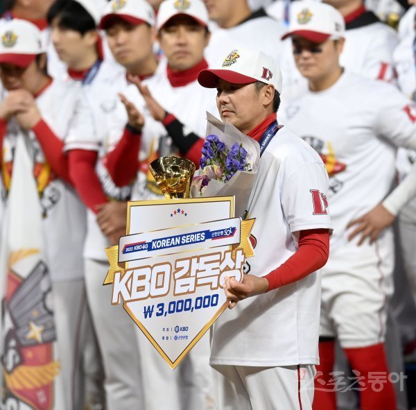 김원형 감독, KBO 감독상 [포토] : 네이트 스포츠