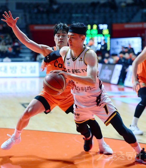 '스펠맨 22점·15R' 선두 KGC, 삼성 제압…LG도 이관희 앞세워 캐롯 격파 : 네이트 스포츠