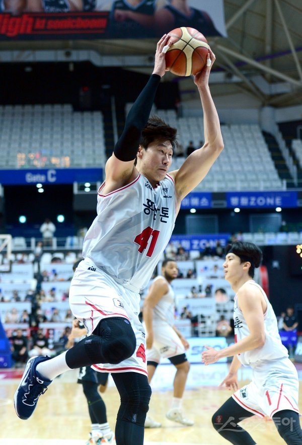 오세근, KBL 13호 3,000 리바운드 달성 [포토] : 네이트 스포츠