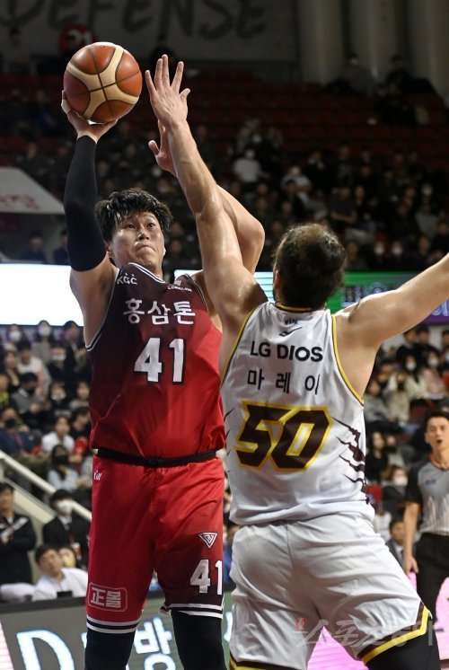 '오세근 26점·10리바운드' KGC, LG 꺾고 9연승 질주…4.5경기차 1위 : 네이트 스포츠