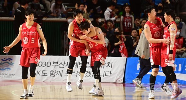 SK, 시즌 최다 관중 속 '미리 보는 PO'서 선두 KGC 11연승 저지! : 네이트 스포츠