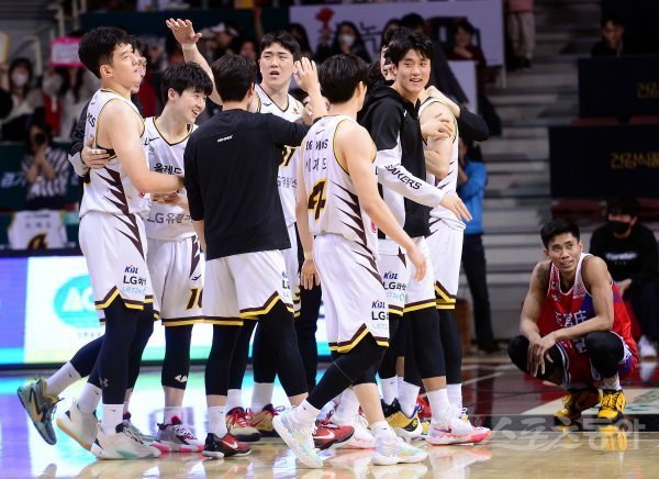 2위 창원 LG, 1위 안양 KGC 3연패로 몰아넣으며 역전 우승 가능성 열었다 : 네이트 스포츠