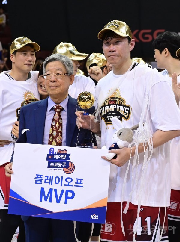 통합우승 MVP 차지한 오세근 [포토] : 네이트 스포츠