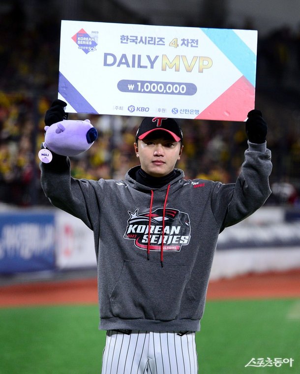 김윤식, KS 4차전 데일리 MVP [포토] : 네이트 스포츠