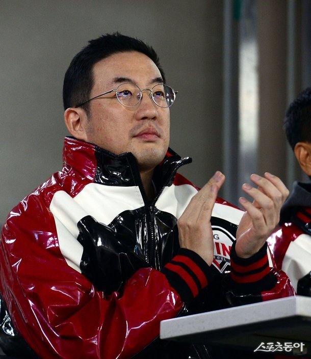 LG Group Chairman Koo Kwang-mo Shows Support at Korea Series Game ...