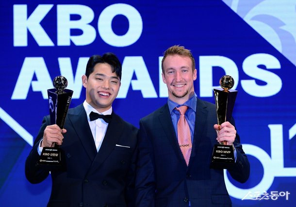 페디-문동주 'KBO 최고의 MVP-신인상 수상' [포토] : 네이트 스포츠
