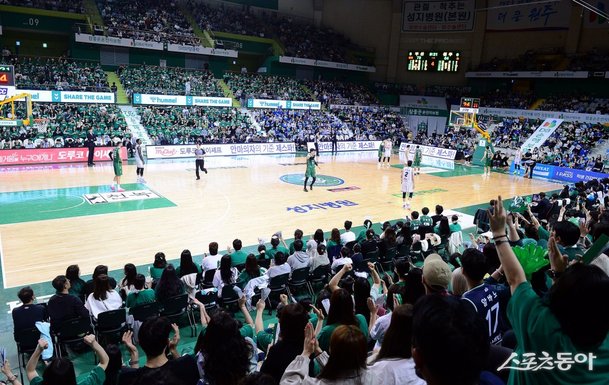DB-KCC 4강 PO '구름 관중!' [포토] : 네이트 스포츠