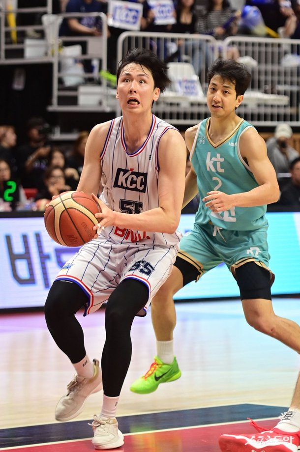 KCC 송교창, 19일 왼쪽 손가락 수술로 시즌 개막전 출전 불발 : 네이트 스포츠