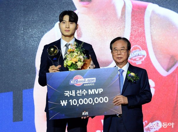 안영준 'KBL 최고의 MVP 수상!' : 네이트 스포츠