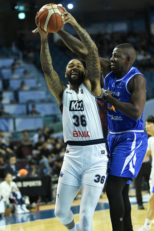 [SD 잠실리포트] 허훈 결장 '슈퍼팀' 부산 KCC '빅4' 앞세워 삼성 원정서 천당과 지옥 오간 끝에 시즌 첫 승 : 네이트 스포츠