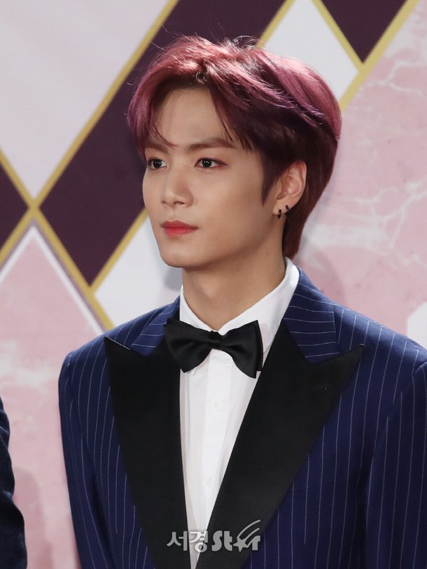 뉴이스트 JR, 시선 사로잡는 비주얼 (2019 KBS 가요대축제) : 네이트 뉴스