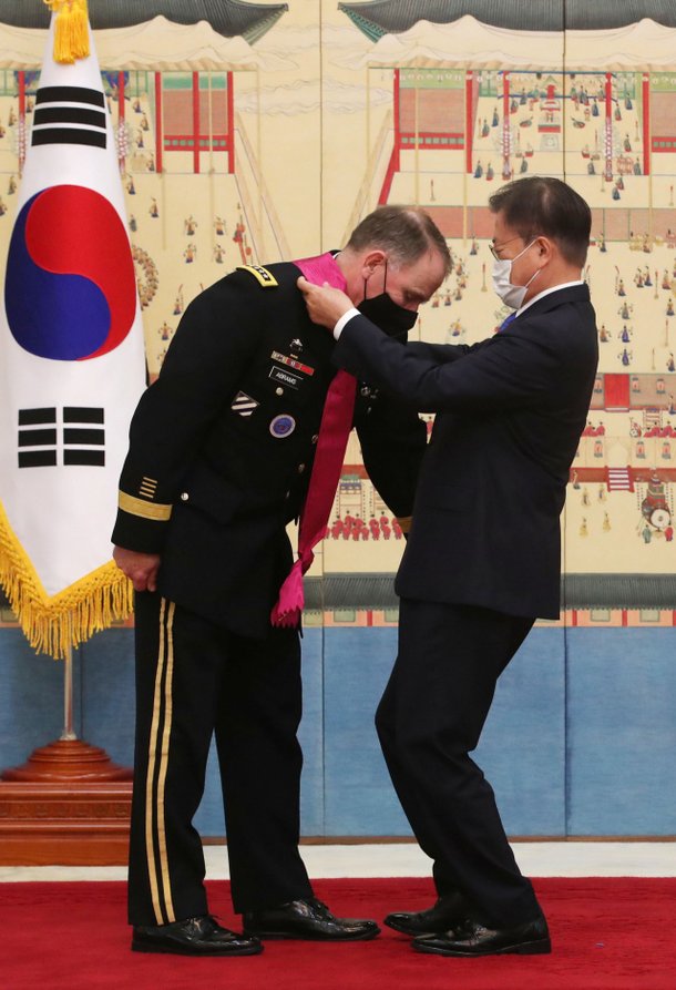 文, 떠나는 주한미군사령관에 훈장 수여…'평화' 꽃다발도 : 네이트 뉴스