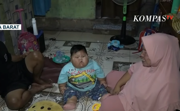 16개월 아기가 27kg···XXXL 기저귀에 아빠 옷 입어 : 네이트 뉴스