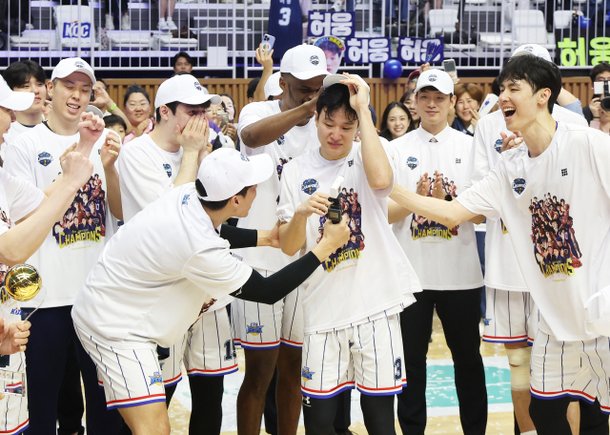 아버지 허재 이후 26년 만에···KCC 허웅, 눈물의 'MVP' : 네이트 뉴스