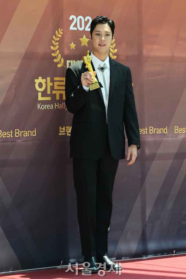 레니엠, 완벽한 수트 핏 [SE★포토] : 네이트 연예