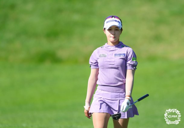 '너무 뻔한' KLPGA 인기상 1·2위 승부 '황유민 vs 박현경'···'더 치열한' 3위 싸움 '임희정 vs 이율린 vs 유현조 vs 방신실' 4파전 : 네이트 뉴스