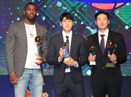 KCC 만능슈터 이정현, 생애 첫 MVP 올랐다 : 네이트 스포츠