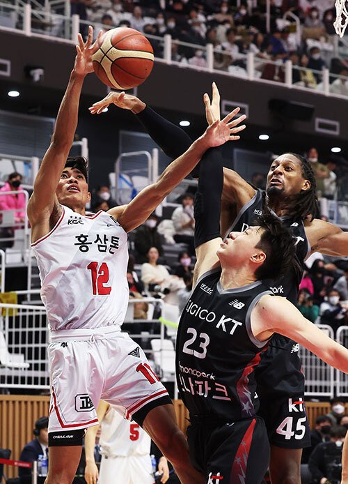 '1위' KGC인삼공사, KT 제압…오세근 통산 '3000' 리바운드 달성 : 네이트 스포츠
