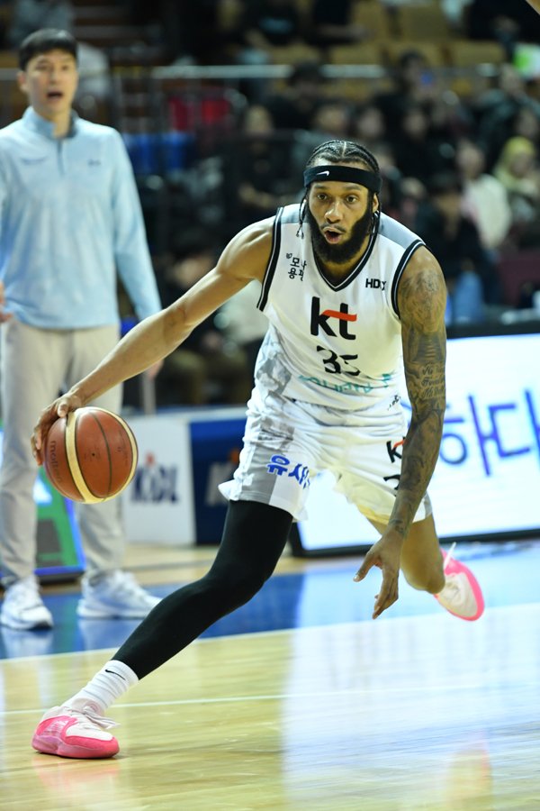 프로농구 '폭격기' KT 패리스 배스, 3라운드 MVP 선정 : 네이트 스포츠