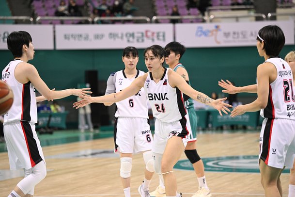 선두는 막강했다…BNK, 하나은행 상대 69-50 완파 : 네이트 스포츠