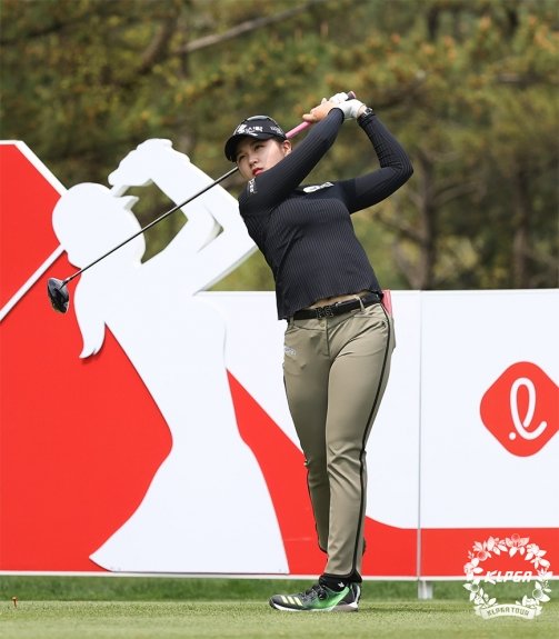 공동2위에서 공동24위로 밀려난 박현경 프로 [KLPGA 롯데렌터카 여자오픈] : 네이트 스포츠