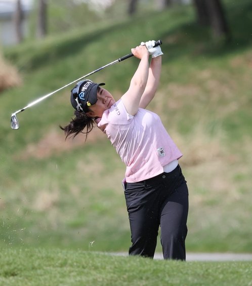 2부투어 병행하는 3년차 김세은, NH투자증권 챔피언십 첫날 깜짝 선두 [KLPGA] : 네이트 스포츠