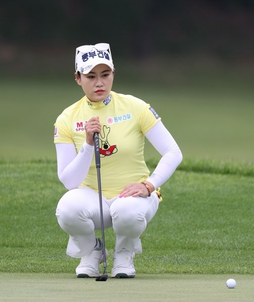 단독1위 지한솔, 3년6개월 만에 KLPGA 2승에 바짝 [E1채리티오픈] : 네이트 스포츠