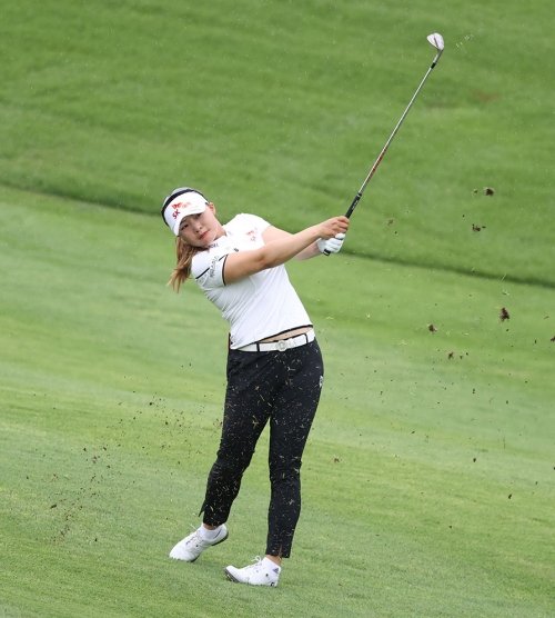 디펜딩 챔피언 김지영2, BC카드 레이디스 3R 1타차 단독2위 [KLPGA] : 네이트 스포츠