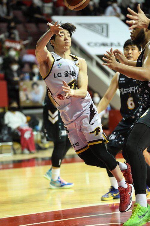 3연승 LG, '디펜딩 챔피언'마저 꺾었다…KGC에 84-69 완승 [안양에서] : 네이트 스포츠