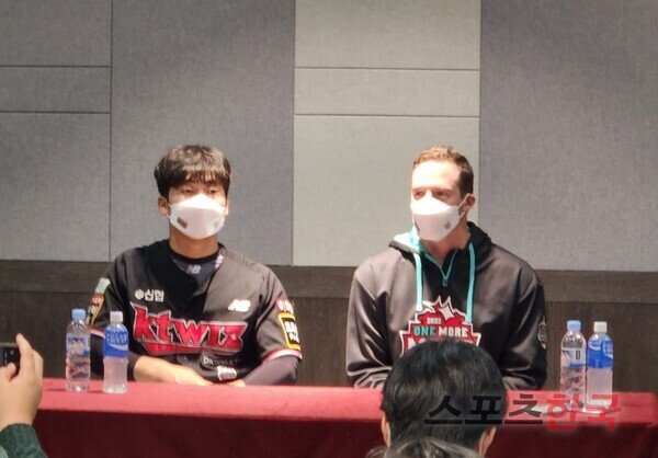 위기의 kt에 나타난 'PS 최연소 SV' 복덩이 루키 "벤자민, 공은 내가 챙길게"[준PO2] : 네이트 스포츠