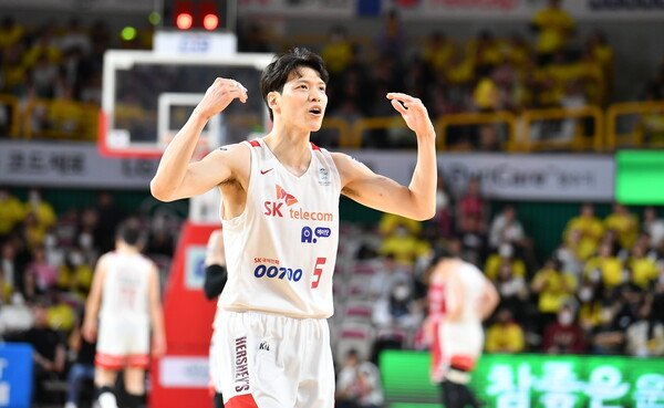 챔프전 확률 '100%' 지키려는 SK-'0%' 부수려는 LG, 운명의 3차전으로[KBL PO 프리뷰] : 네이트 스포츠