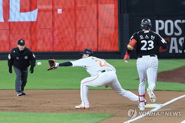 LG에게 온 9회초 행운, '부진' 오스틴도 첫 안타를 신고했다[KS4 리뷰] : 네이트 스포츠