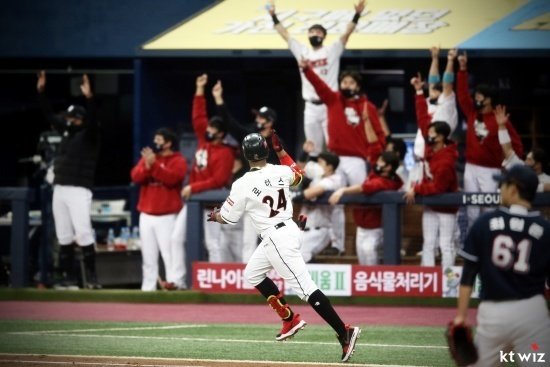 '2020 KBO MVP' KT 로하스, "내년에도 KT에서 좋은 모습 보여드리겠다" : 네이트 스포츠
