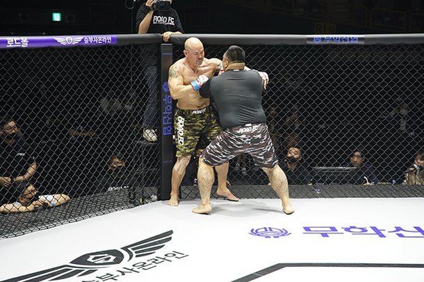 [ROAD FC 058] 김재훈, '영화배우' 금광산에 1R TKO승…데뷔 7년 만에 첫 승 : 네이트 스포츠