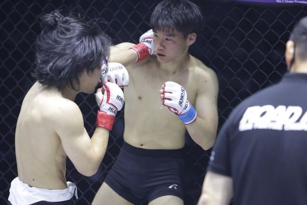 [ROAD FC 060 1부 종합] 4일 전 오퍼 수락→명경기 제조…고3 물건 나왔다 : 네이트 스포츠