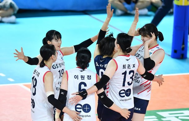 '권민지 19점' GS칼텍스, IBK에 3-0 완승과 4강행…흥국생명도 동반진출 : 네이트 스포츠