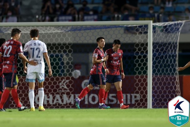 [K리그1 24R] 'K리그 최초 600승' 울산, 김천에 2-1 역전승…아담 또 터졌다 : 네이트 스포츠