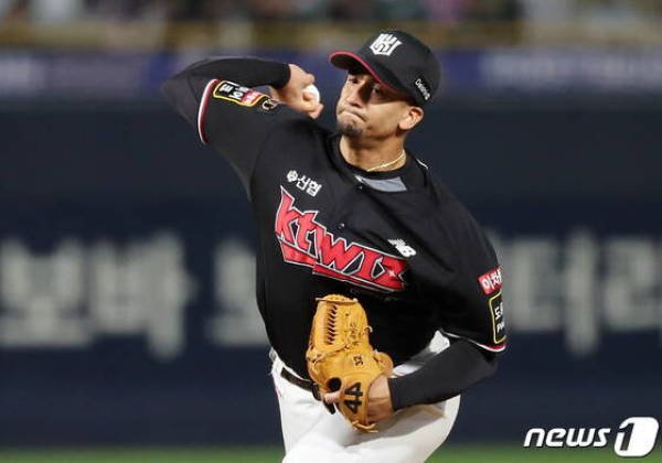 '킹 이즈 백' 2020 MVP 로하스, KT와 90만 달러 계약…'승률왕' 쿠에바스도 재계약 완료 : 네이트 스포츠