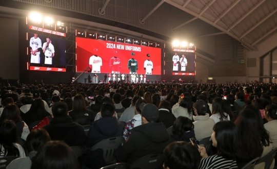 SSG, 신규 BI·유니폼 공개 및 팬 페스티벌 성료…1500명 팬 앞에서 2024시즌 첫 걸음 : 네이트 스포츠