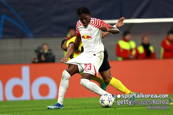 'Here We Go' 로마노가 밝혔다! 레알 마드리드, 1330억 프랑스 초신성 DF 상황 지켜보는 중…다른 EPL 구단과 경쟁 : 네이트 스포츠