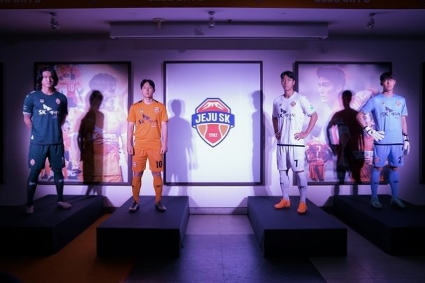 팬들의 함성을 품고 승리를 향해 달린다! 제주SK FC, 2025시즌 유니폼 공개 : 네이트 스포츠