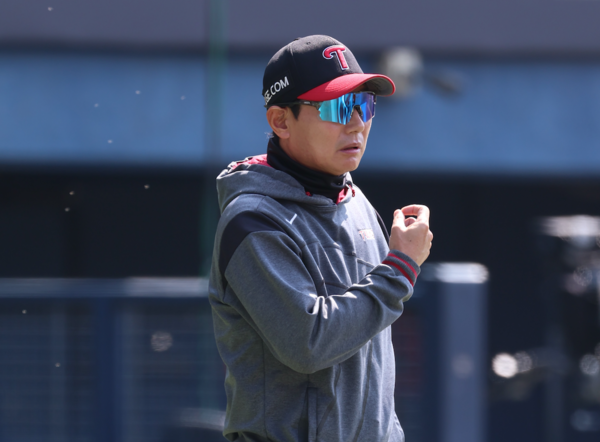 '2전 3기' LG 염경엽 감독, SSG 잡고 통산 600승 달성…KBO리그 역대 12번째 [춘추 이슈] : 네이트 스포츠