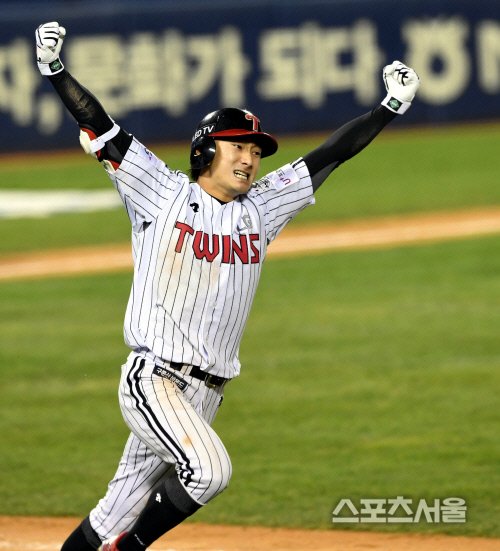 [포토] LG 신민재, WC 1차전 끝내기 안타로…MVP! : 네이트 스포츠