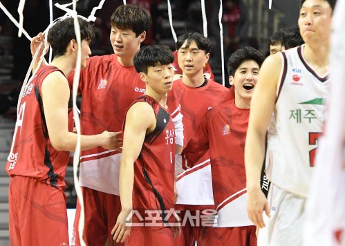 'NBA 출신' 얼 클락 앞세운 KGC, 오리온 81-73으로 꺾고 4위 도약 : 네이트 스포츠